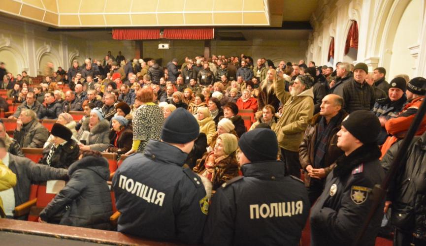 В Каменском депутаты устроили драку и проломили дверь в театре (видео 18+) - DPChas