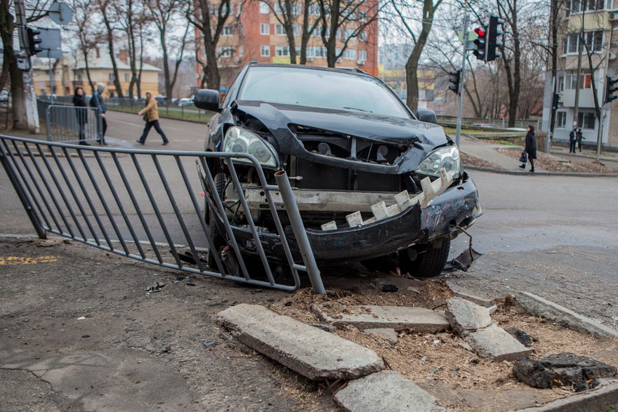ДТП в Днепре: "Lexus" влетел в ограждение (фото) - DPChas